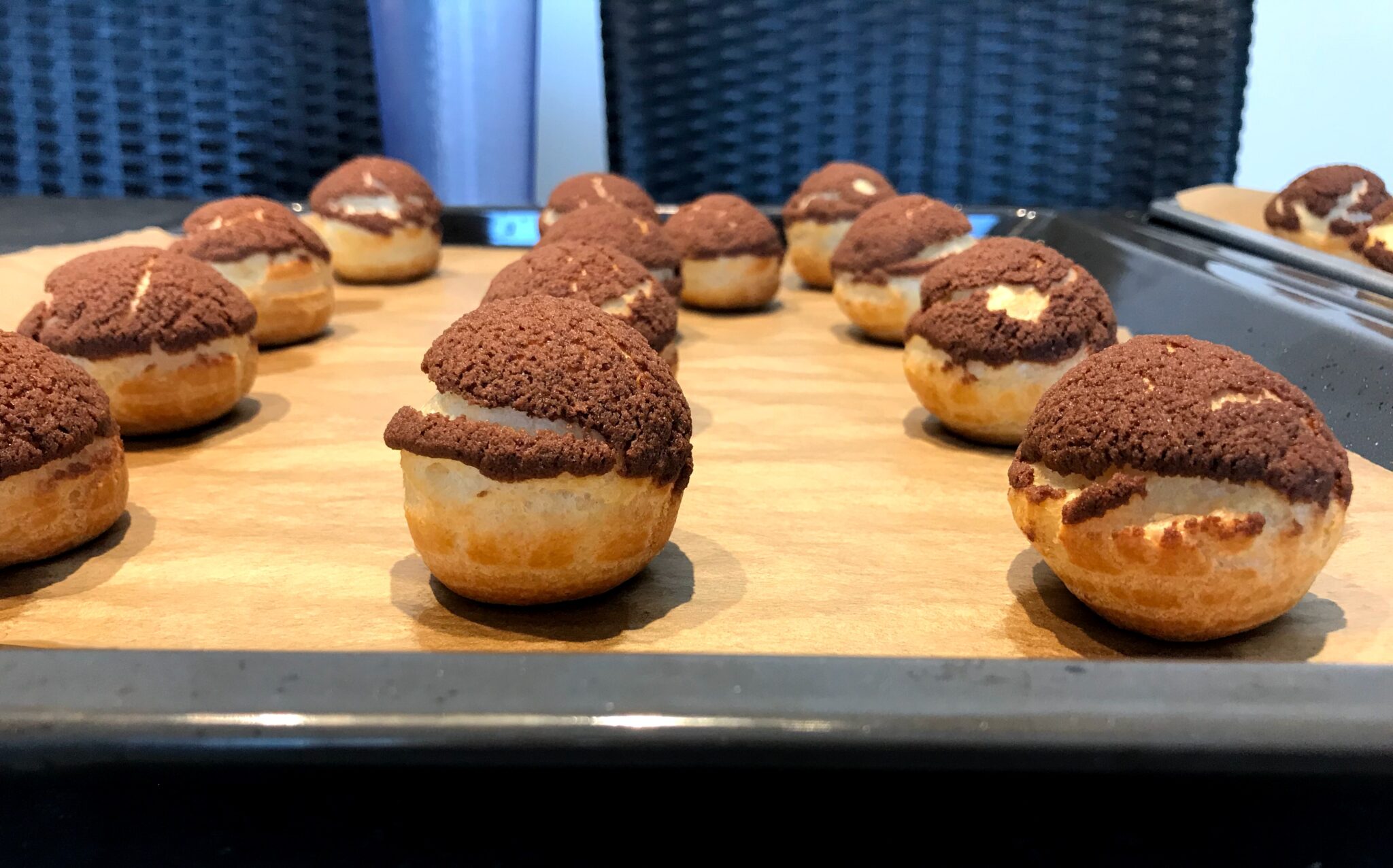 Gecraqueleerde soezen met tiramisu vulling - Back to Baking